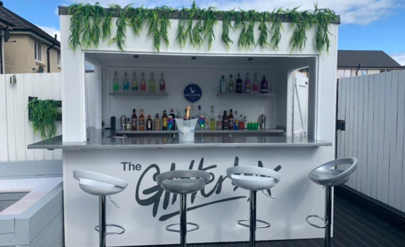 Eine Bar im Ibiza-Stil im eigenen Garten? Dieses Paar hat's gemacht